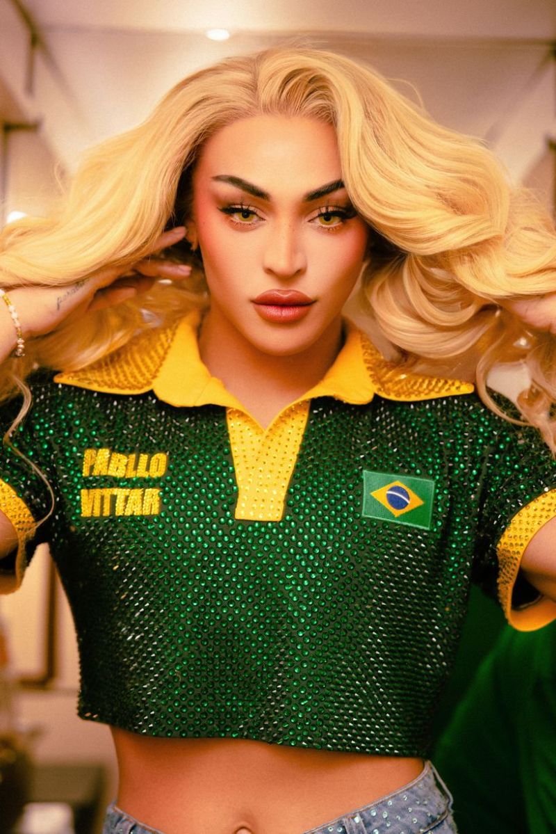 Pabblo Vittar resgata camiseta verde e amarela na Parada do Orgulho ...